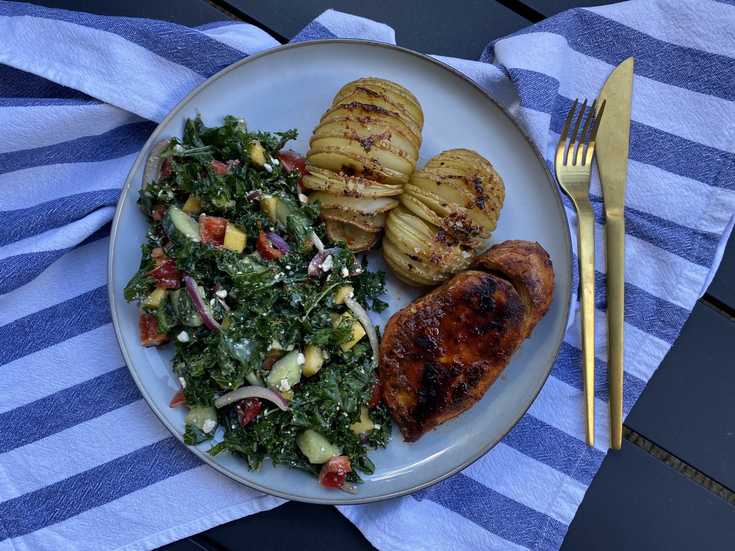 Marinerad kyckling med hasselbackspotatis och grönkålssallad - Livet ...